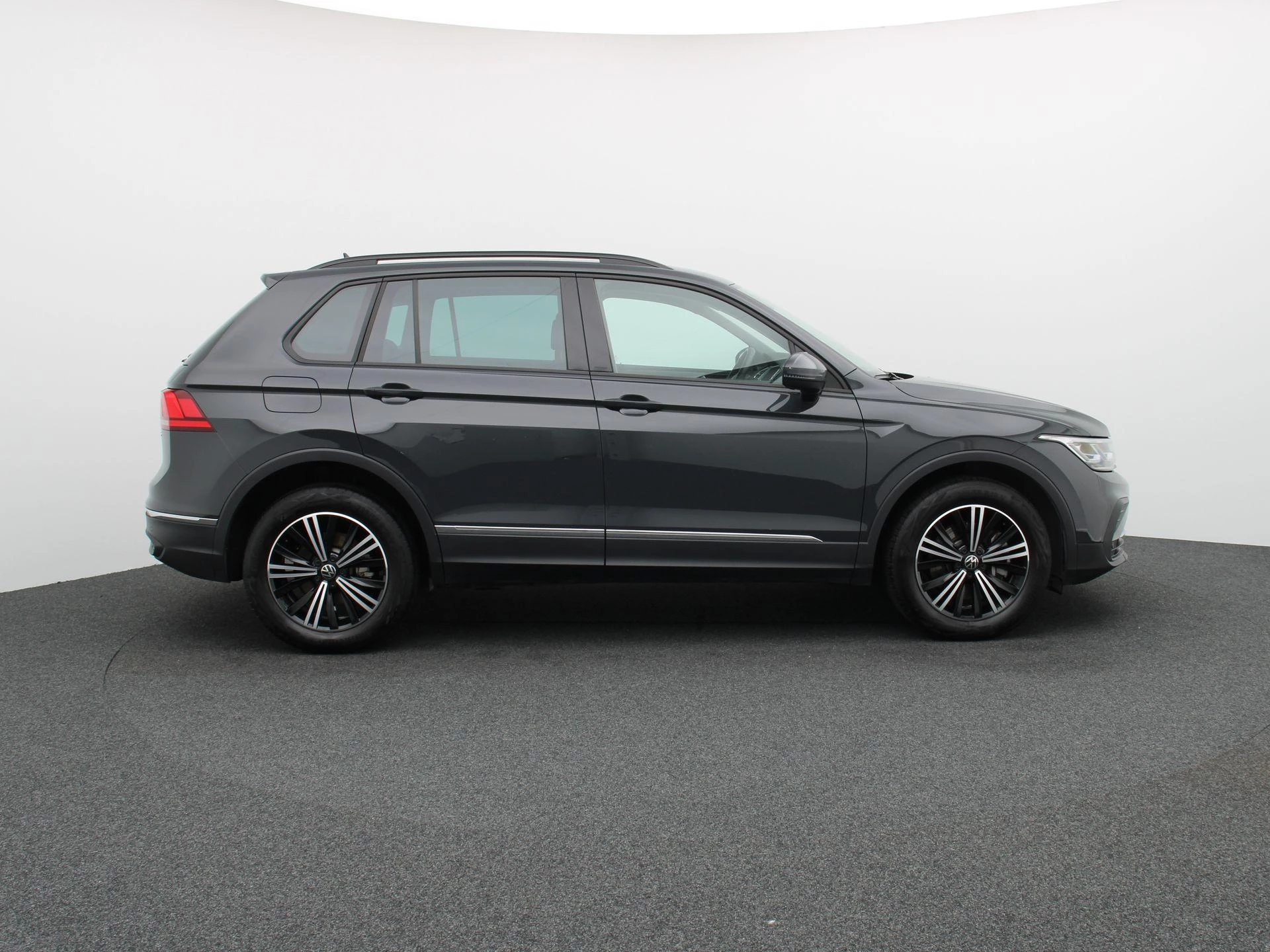 Volkswagen Tiguan eHybrid 1.5 TSI 180kW Life Used | Van Mossel ...